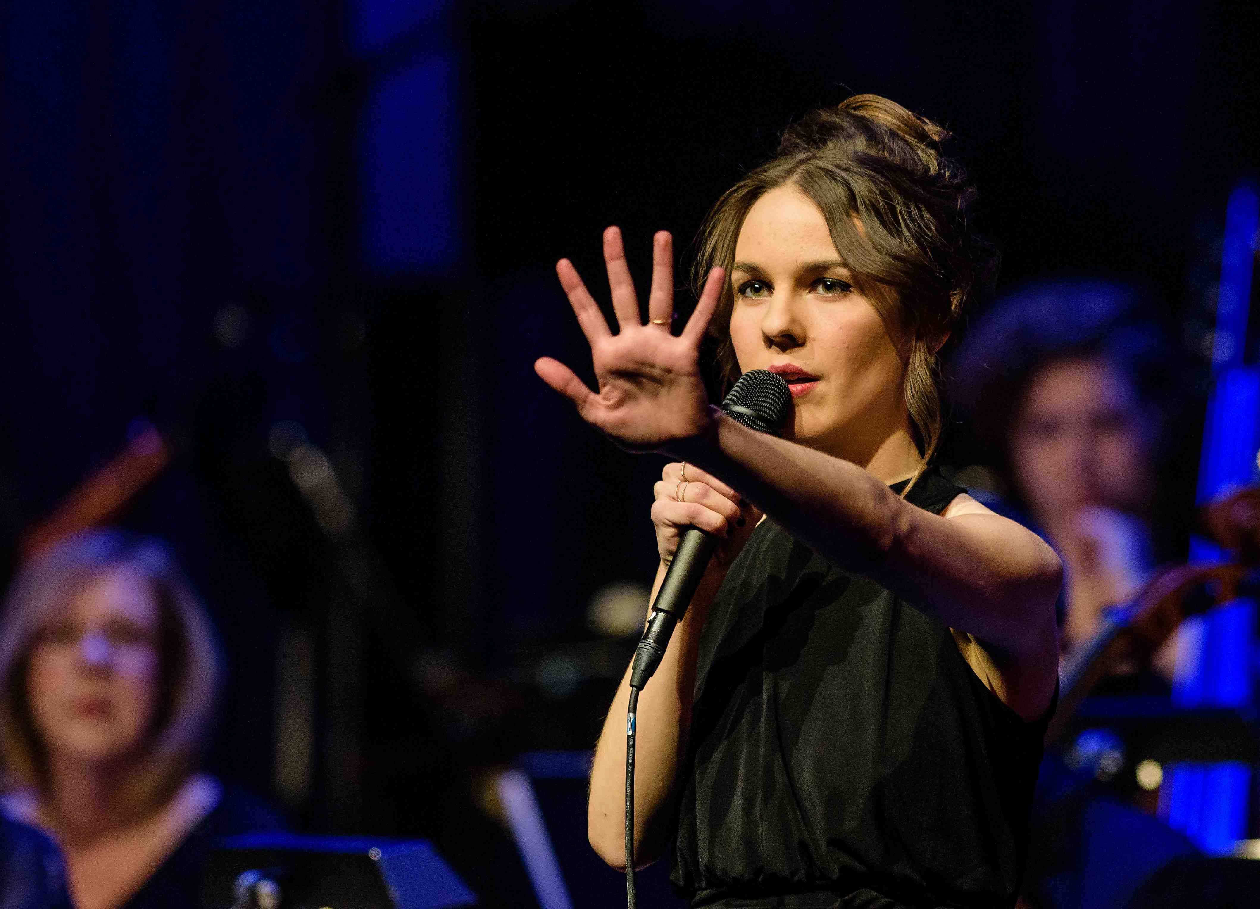 Isabella Lundgren syr igen revan mellan jazztrio och kammarorkester – Lira